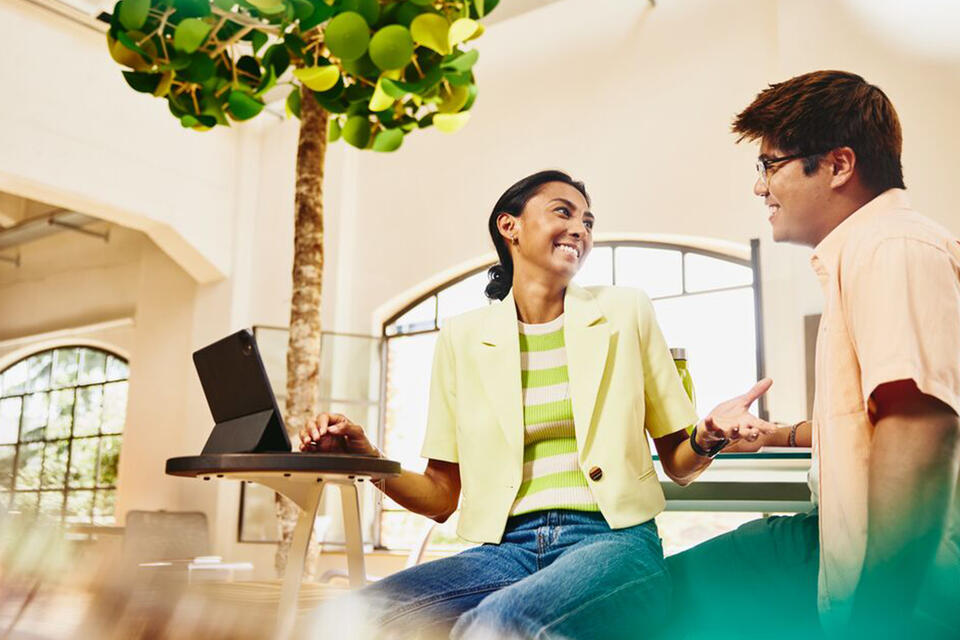 Gift Giving in the Workplace: How To Do it Thoughtfully